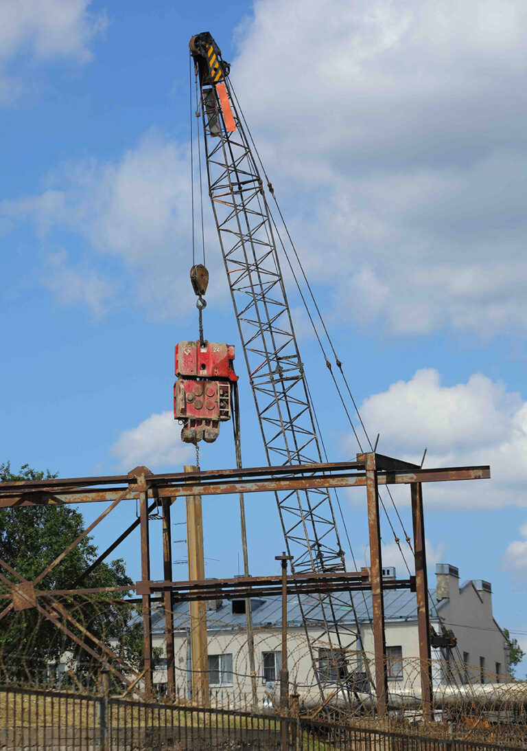 Freely suspended vibrators for pile driving & pulling operations