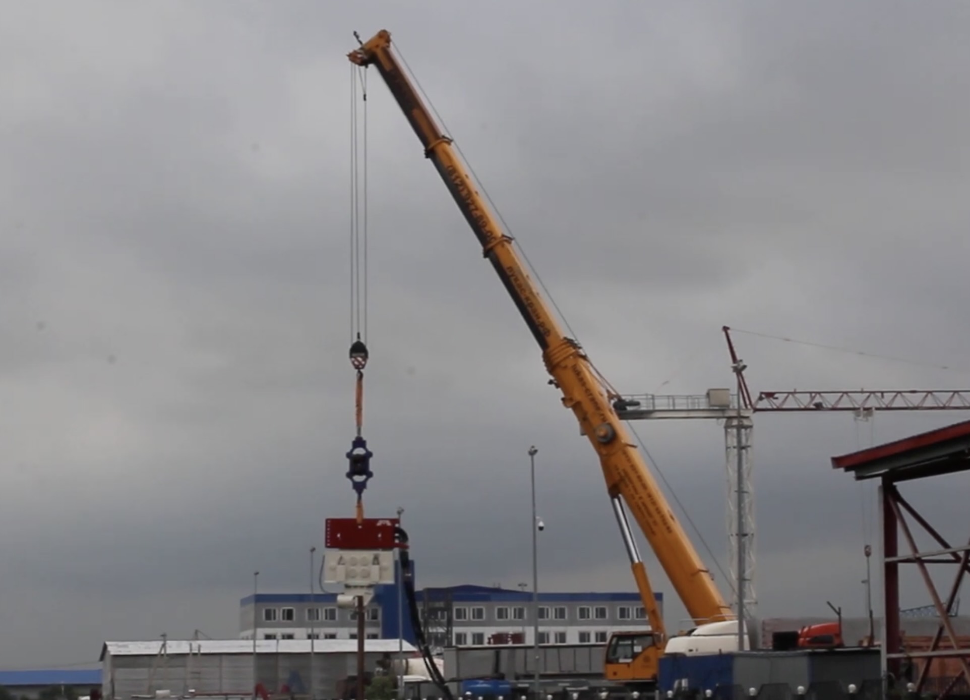 Freely suspended vibrators for pile driving & pulling operations